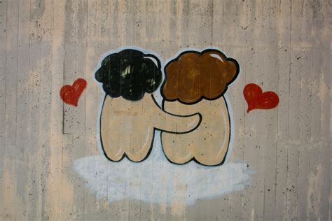 무료 이미지 목재 꽃 애정 심장 빨간 색깔 정면 낙서 그림 거리 미술 독창성 행복 벽화 쌍 감정