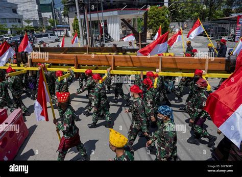 Los Soldados De Las Fuerzas Armadas Nacionales Indonesias Transportan
