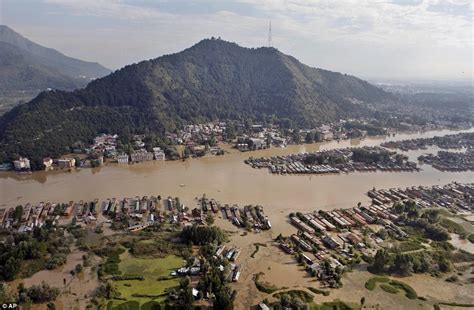 Kashmir Floods Sees Over 450 Dead And 300 000 Stranded Daily Mail Online