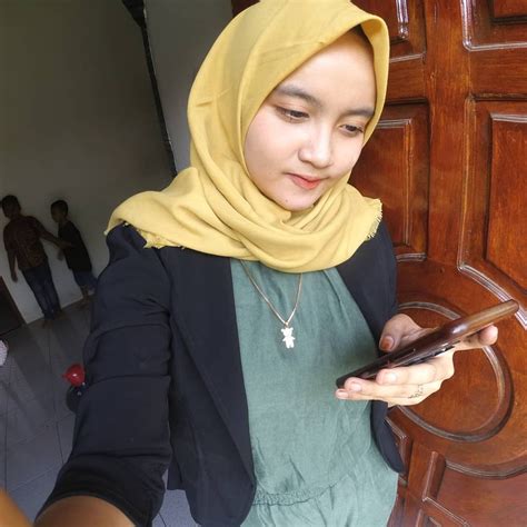 Gambar Mungkin Berisi Satu Orang Atau Lebih Dan Orang Duduk Hijab