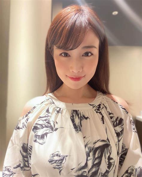 道岡桃子さんのインスタグラム写真 道岡桃子instagram 「暑いのか？寒いのか？ よくわからない衣装 だが、そこもよき😊 全然関係