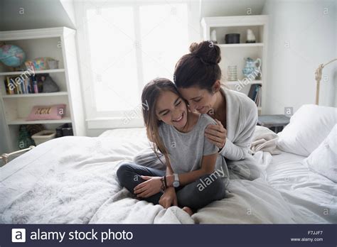 Mère Et Fille Sur Lit Banque De Photographies Et Dimages à Haute