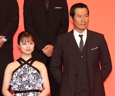 橋本環奈、ドレス姿で大胆に肩出し 60歳・豊川悦司「ドキドキしています」 ライブドアニュース