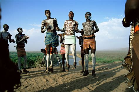 エチオピアの少数民族の間に伝わる 一人前の成人男子の証とは？ 今日の絶景