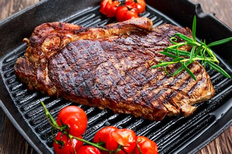 Daging Sapi Panggang Sirloin Steak Di Atas Wajan Besi Dengan Sayuran