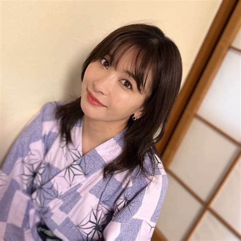 山崎真実さんのインスタグラム写真 山崎真実instagram 「浴衣の色って迷っちゃう。 今回も紺と迷ったけど、こちらの色を選びました