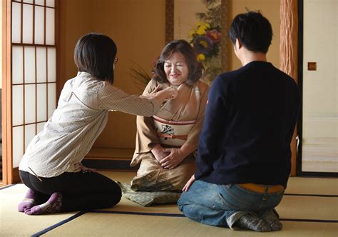 포르노 배우로 데뷔한 61세 중년 여성…노인용 성인물 느는 일본 중앙일보