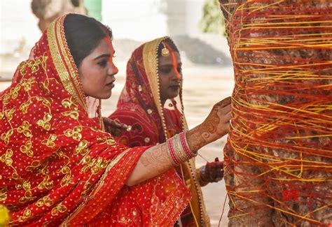 Ranchi A Married Woman Ties Threads Around A Banyan Tree And Offers