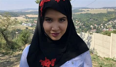 Sexwithmuslims Lady Dee Is Obediently Waiting For Her Horny Husband