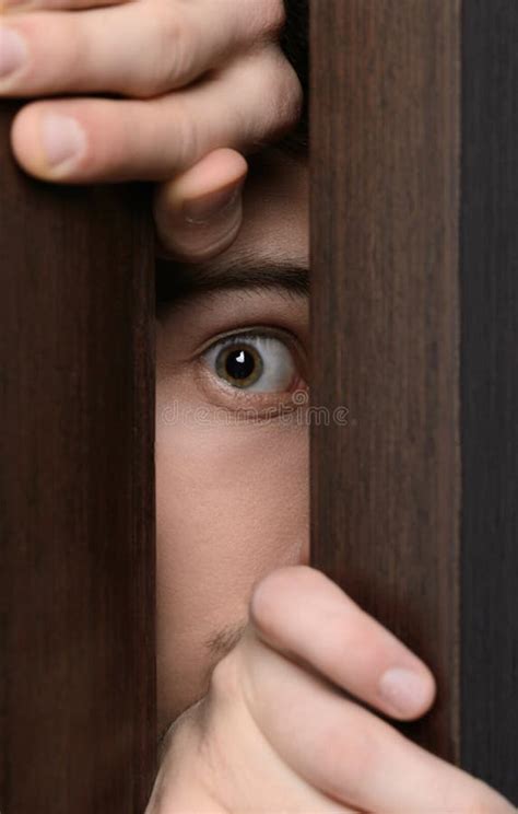 Jeter Un Coup Doeil Dhommes Photo Stock Image Du Main Spectateur