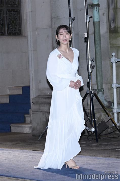 吉岡里帆、胸元のぞくホワイトワンピース＆希少石ジュエリーで妖艶に＜2022 ブルーブック「ボタニカ」ハイジュエリーイベント ガラ＞ モデルプレス