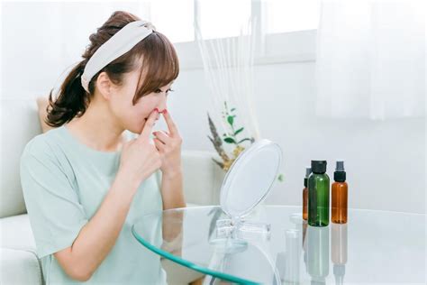 洗顔後も残る毛穴の白いポツポツの正体は？肌を傷めない2つの取り方を紹介