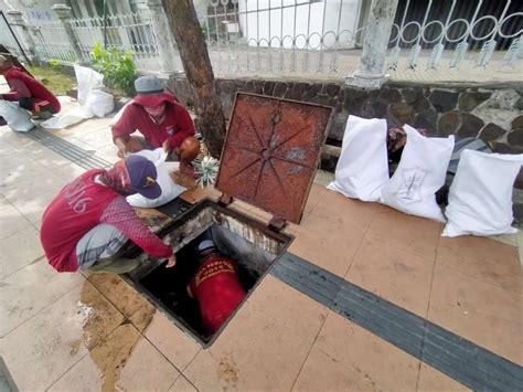 Pemkot Surabaya Sebut Sampah Hingga Saluran Air Penyebab Banjir