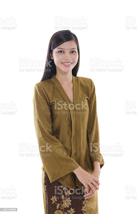 若いイスラム教徒の女性と伝統的なドレスの背景に白色 ケバヤのストックフォトや画像を多数ご用意 ケバヤ インドネシア ろうけつ染め
