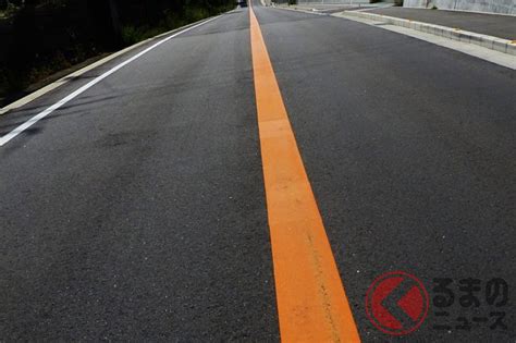 意外と知らない？ 道路の「センターライン」は色々な種類が存在！ それぞれの見分け方と「意味」とは くるまのニュース