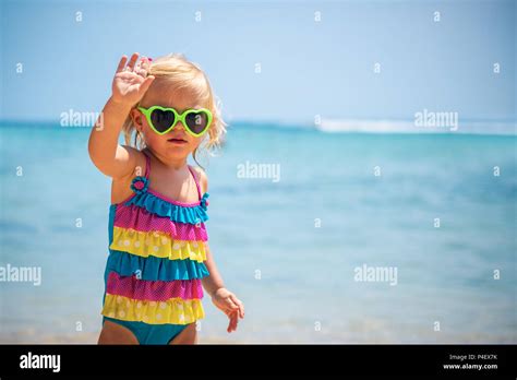 Süße Kleine Blonde Mädchen Am Strand Mit Sonnenbrille Und Stilvolle