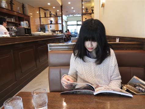 喫茶店のモーニングを食べる女性は優雅である。あなただけの上質な朝の時間。 Dress [ドレス]