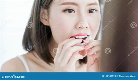 å¹³æ ¿ç”µè„‘ä¸Šçš„ä¸šåŠ¡å…³ç³æ¦‚å¿µã€‚å¥³æ€§æŒ æœ‰çš„å¹³æ ¿ç”µè„‘ä¸Šå±