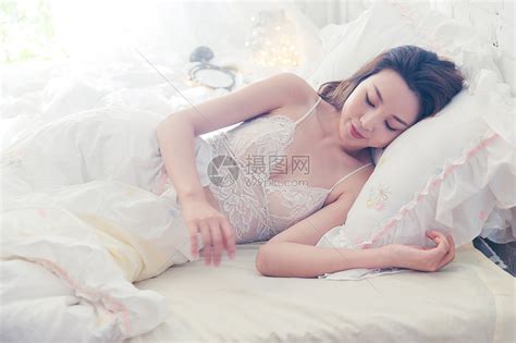 感的年轻女人躺在床上睡觉高清图片下载 正版图片507668997 摄图网