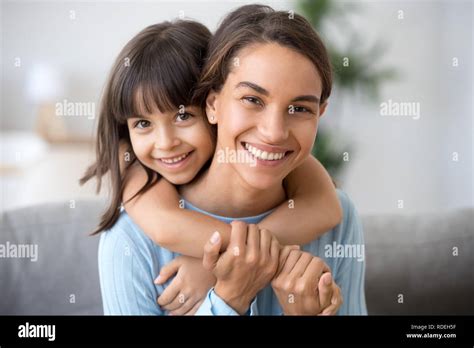 Maman Et Fille Embrassent Banque De Photographies Et Dimages à Haute