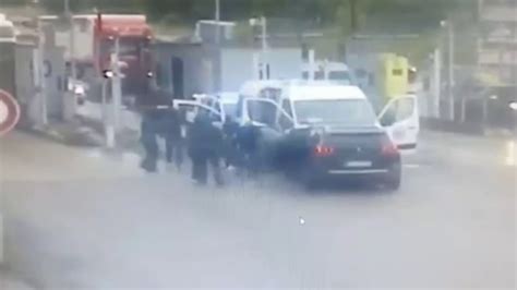 Fourgon Attaqué Dans Leure Deux Véhicules Retrouvés Brûlés