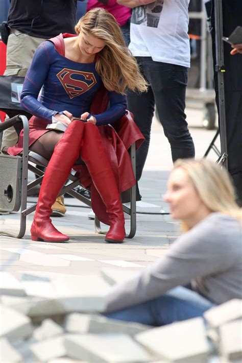 Melissa Benoist On The Set Of ‘ Supergirl 「スーパーガール」シーズン4 の撮影の合い間の