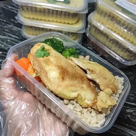 Filé De Frango Com Arroz Integral Feijão Fradinho Cenoura E Brócolis