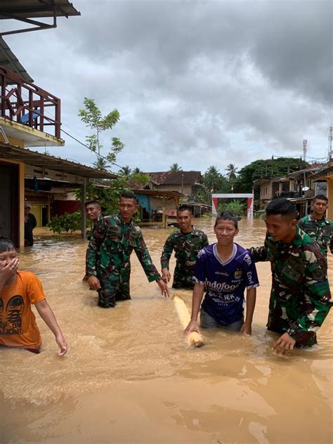 Prajurit Batalyon Infanteri 7 Marinir Membantu Evakuasi Korban Banjir
