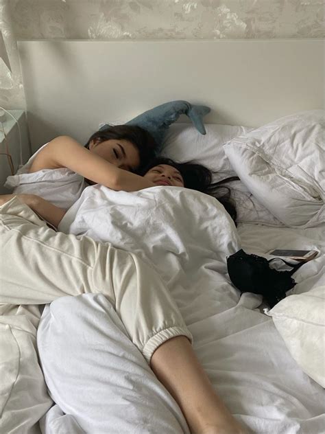 Friends🤍 в 2024 г Лесбийские пары Подростковые позы Балетные позы