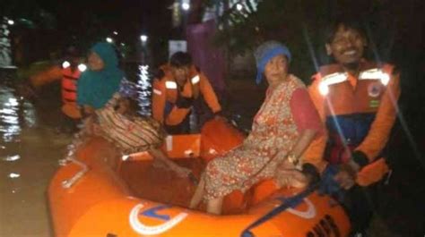 Ketinggian Banjir Di Wilayah Jaksel Capai 100 Cm Bpbd Siagakan Perahu