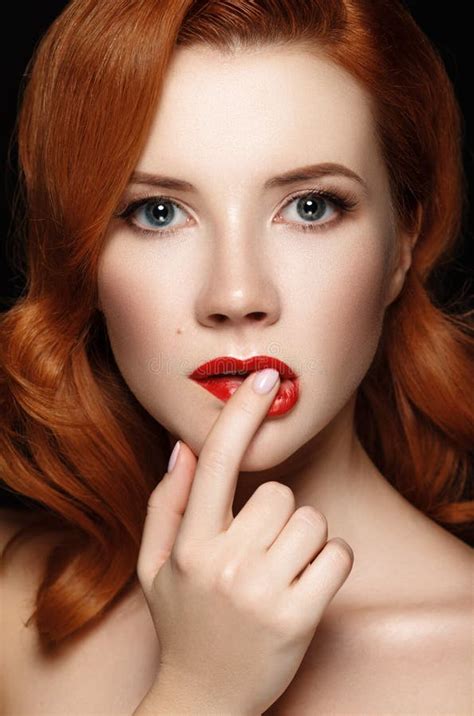 Femme Nue Rousse Tenant Le Conseil Vide Photo Stock Image Du