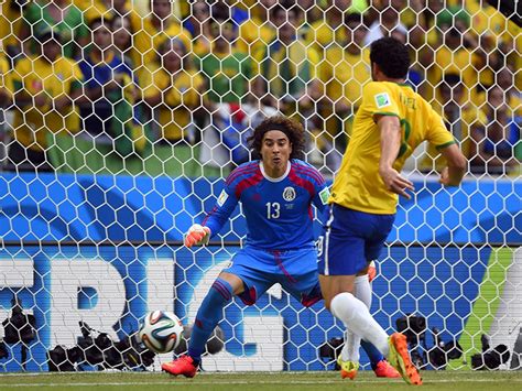 Guillermo Ochoa Y Sus Mejores Atajadas En El Brasil Vs México [fotos