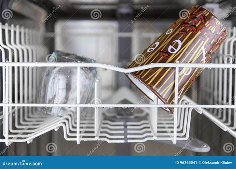 Nettoyez Les Plats Dans Le Lave Vaisselle Image Stock Image Du