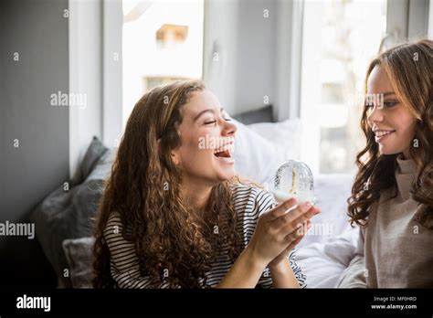 Chicas Adolescentes Fotografías E Imágenes De Alta Resolución Alamy