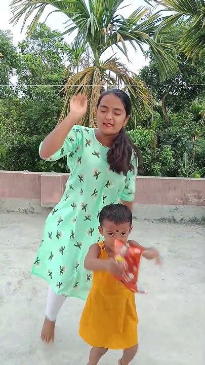 মিষ্টি সৃষ্টি দুই বোনের জন্য মা কি নিয়ে এলো যে দুই বোন খুব খুশি দেখো😜😛