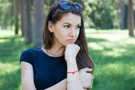 Belle Fille Triste Sur La Nature Photo Stock Image Du Attrayant