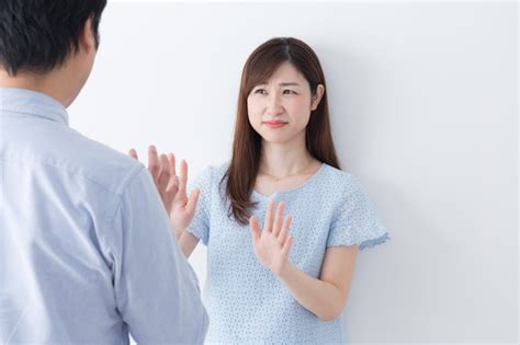 馴れ馴れしい人を見抜く6つのサイン！心理と上手な対処法まで徹底解説 シュフーズ