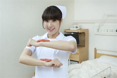 明太子を手の甲に2つ載せる看護師 看護師フリー写真素材サイト スキマナース