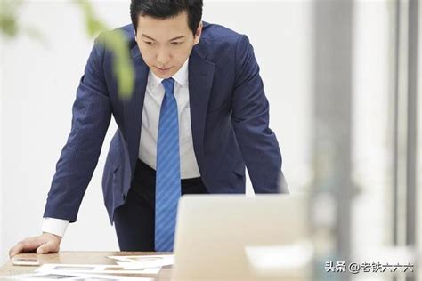 女同事連續半個月麻煩我，我故意不幫助她，收到她的消息我愣了 每日頭條