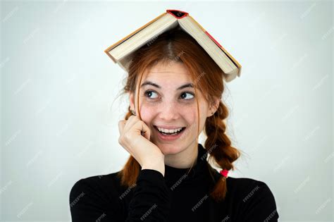 Portrait De Drôle Jeune étudiante Souriante Avec Un Livre Ouvert Sur La