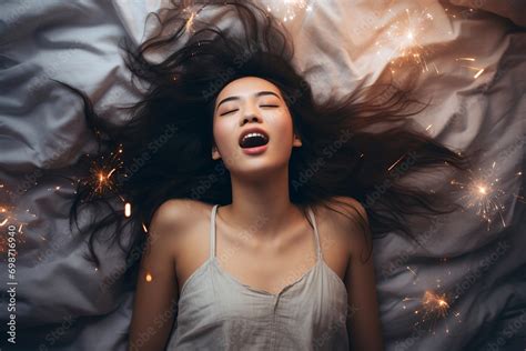 Foto De Young Asian Woman Having Orgasm Beautiful Woman With Open