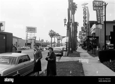 Zwei Frauen Auf Dem Hollywood Boulevard Los Angeles 1962 Two Women On