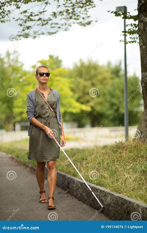Blinde Vrouw Die Op Straat Loopt Met Haar Witte Riet Stock Foto Image