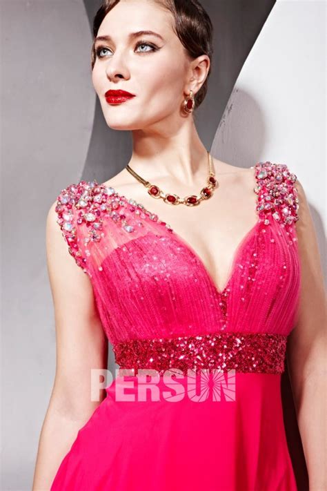 Robe De Soirée Moulante Rouge Ornée De Strass Décolletée En V Sans