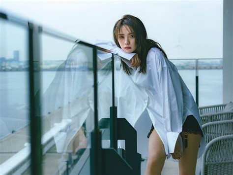 櫻坂46小林由依、2nd写真集から“白シャツ×ガーターベルト”先行カット公開：【エンタメ】