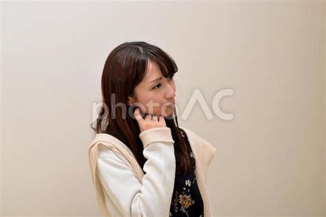 困った顔をする女性 No 2085714｜写真素材なら「写真ac」無料（フリー）ダウンロードok