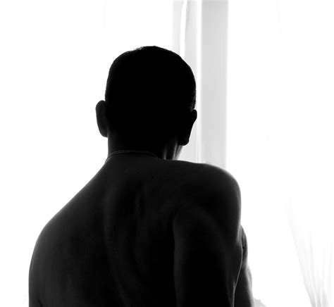 무료 이미지 남자 실루엣 검정색과 흰색 남성 손가락 좌석 검은 단색화 팔 상표 감정 감각 흑백 사진