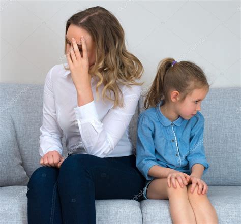 Mor Och Dotter är I Gräl — Stockfotografi © Mproduction 95245054