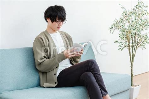 本を読む男性 Reading No 28242312｜写真素材なら「写真ac」無料（フリー）ダウンロードok