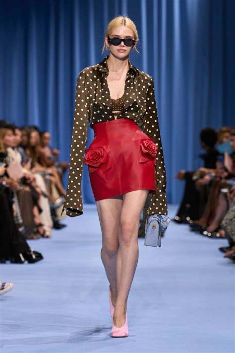 Cómo Llevar Blusas Café Como Experta De Estilo En Febrero 2024 Vogue